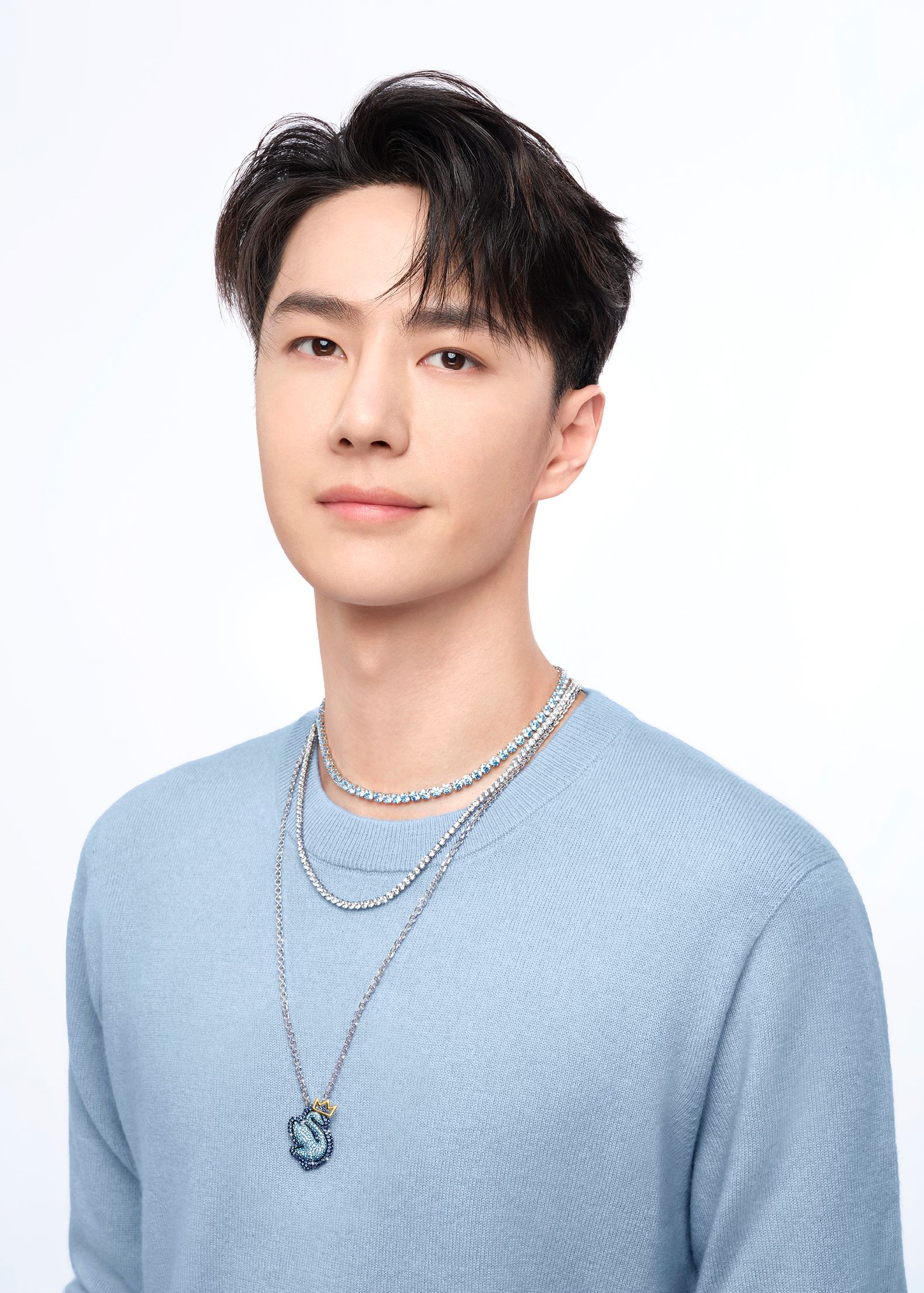 ‘หวังอี้ป๋อ’ ผู้ชายกับเครื่องประดับที่เจิดจรัสด้วย Swarovski Spring ...