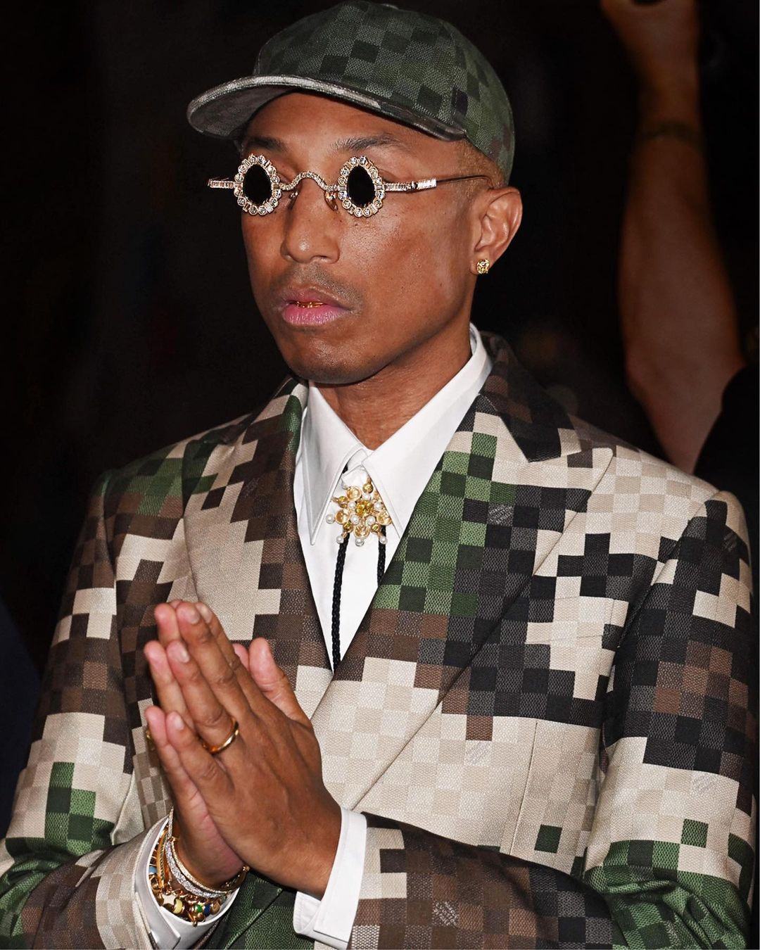 แค่ ‘กระเป๋าสีเหลืองและแว่นล้อมเพชร’ ก็ปาไปเกือบแตะร้อยล้านบาทแล้ว คุณ ...