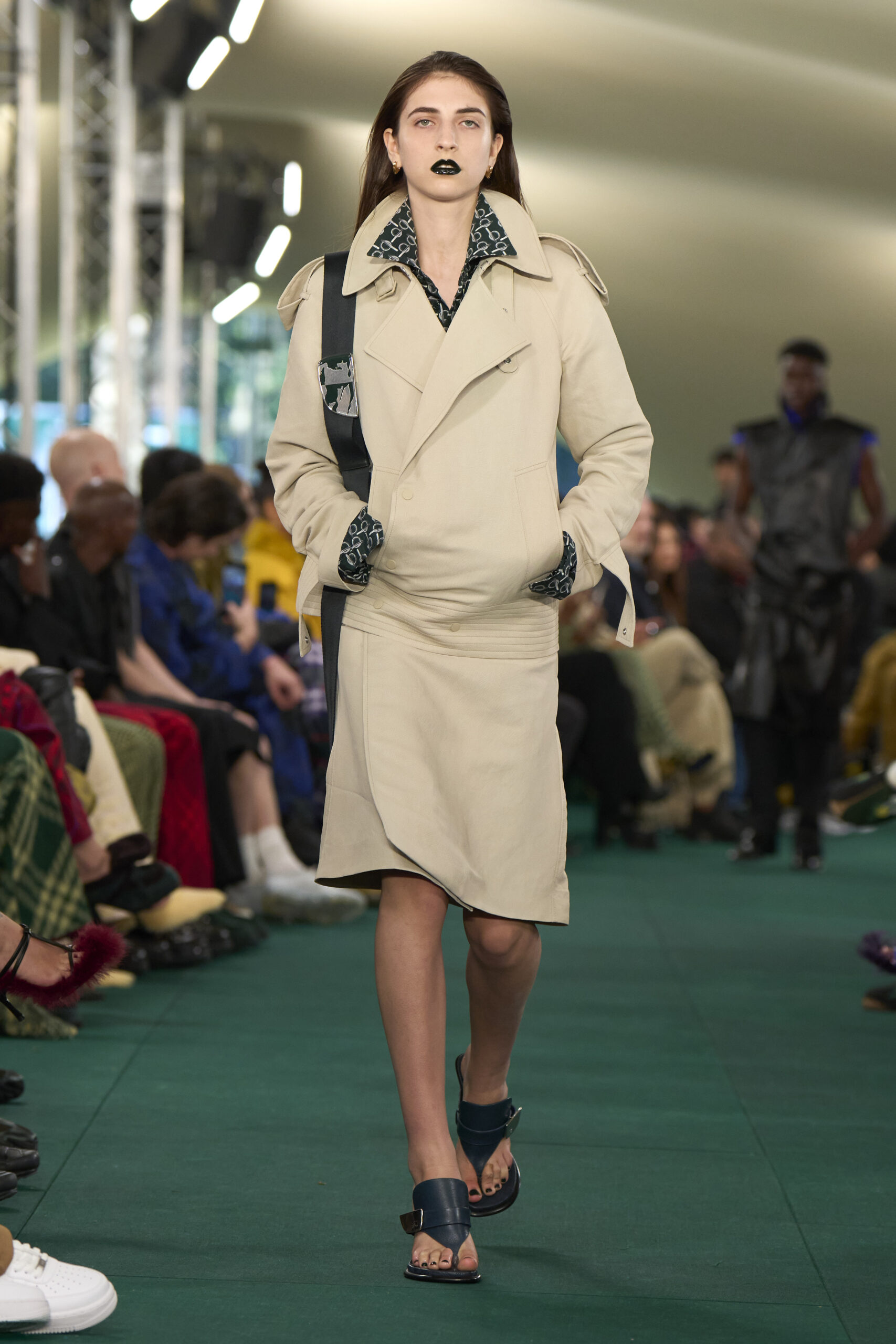 Burberry Spring/Summer 2024 เผยผลงานโฉมใหม่ที่คลาสสิกสะดุดตา - ELLE Men ...
