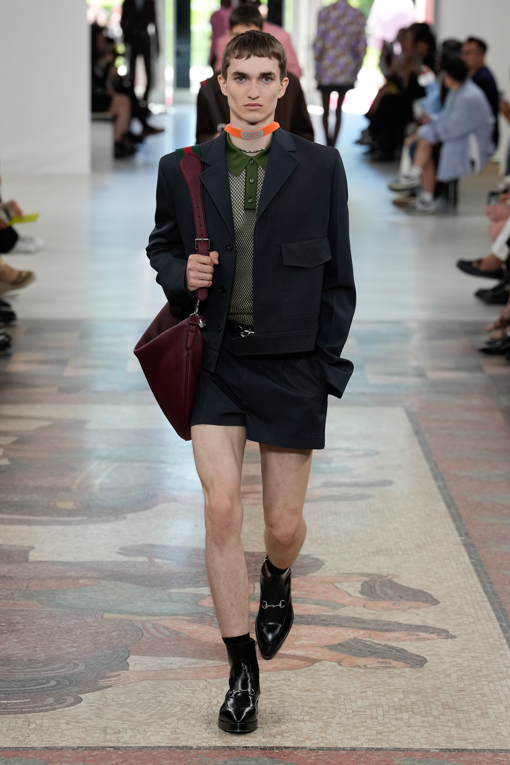 Gucci Spring-Summer 2025 มาพร้อมเกลียวคลื่นแห่งสีสันมอบลุคเดินชายหาดให้ ...