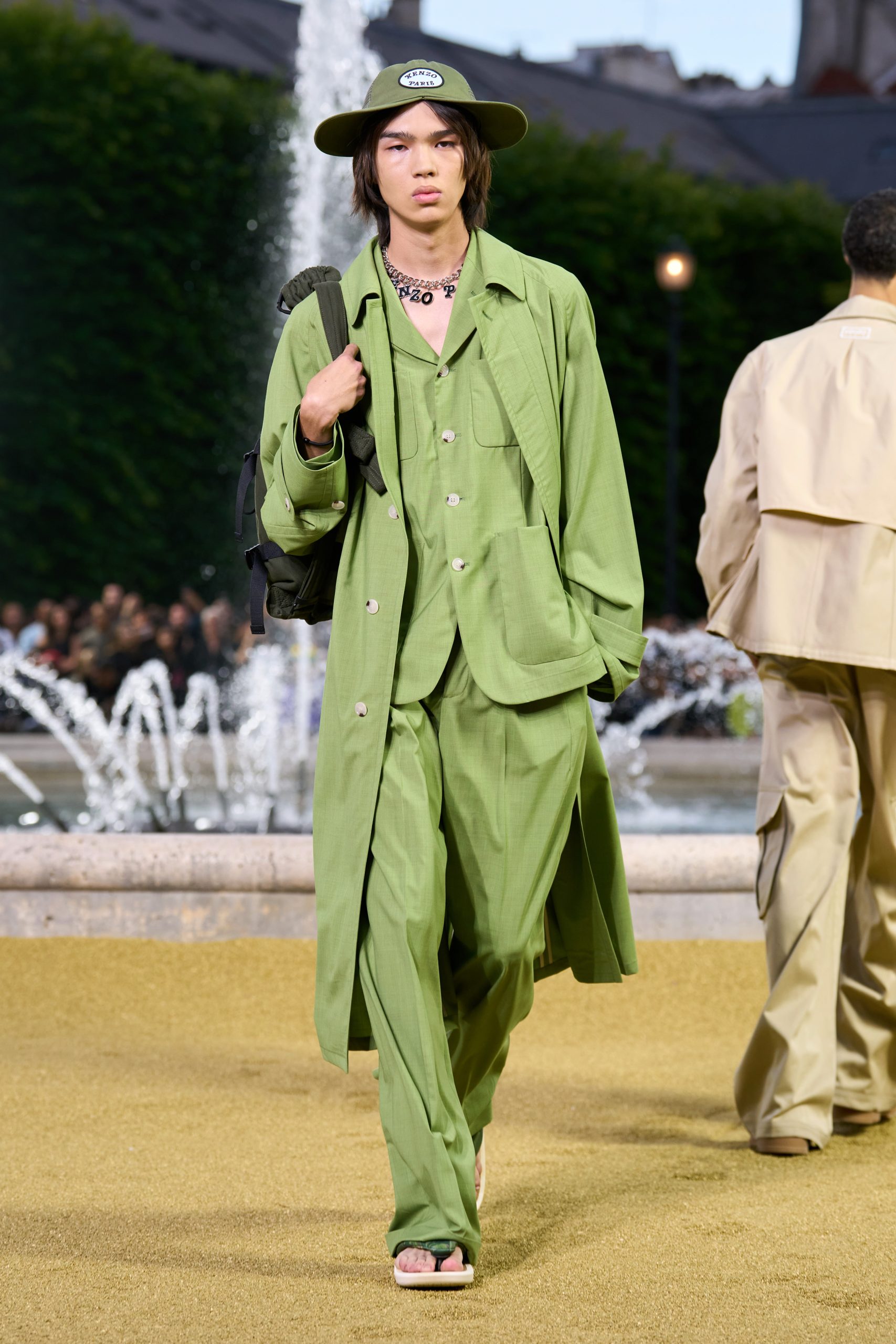 เสน่ห์แห่งโลกตะวันออกและตะวันตกบรรจบอย่างลงตัวใน Kenzo Spring-Summer ...