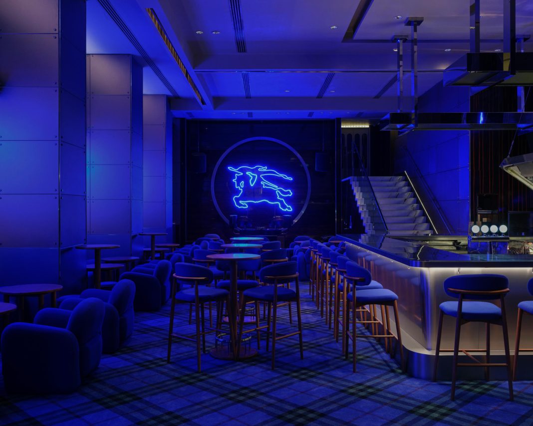 ไบร์ท-วชิรวิชญ์ เยือนฮ่องกงพร้อมเช็คอินบาร์โฉมใหม่สไตล์บริติช Burberry ...