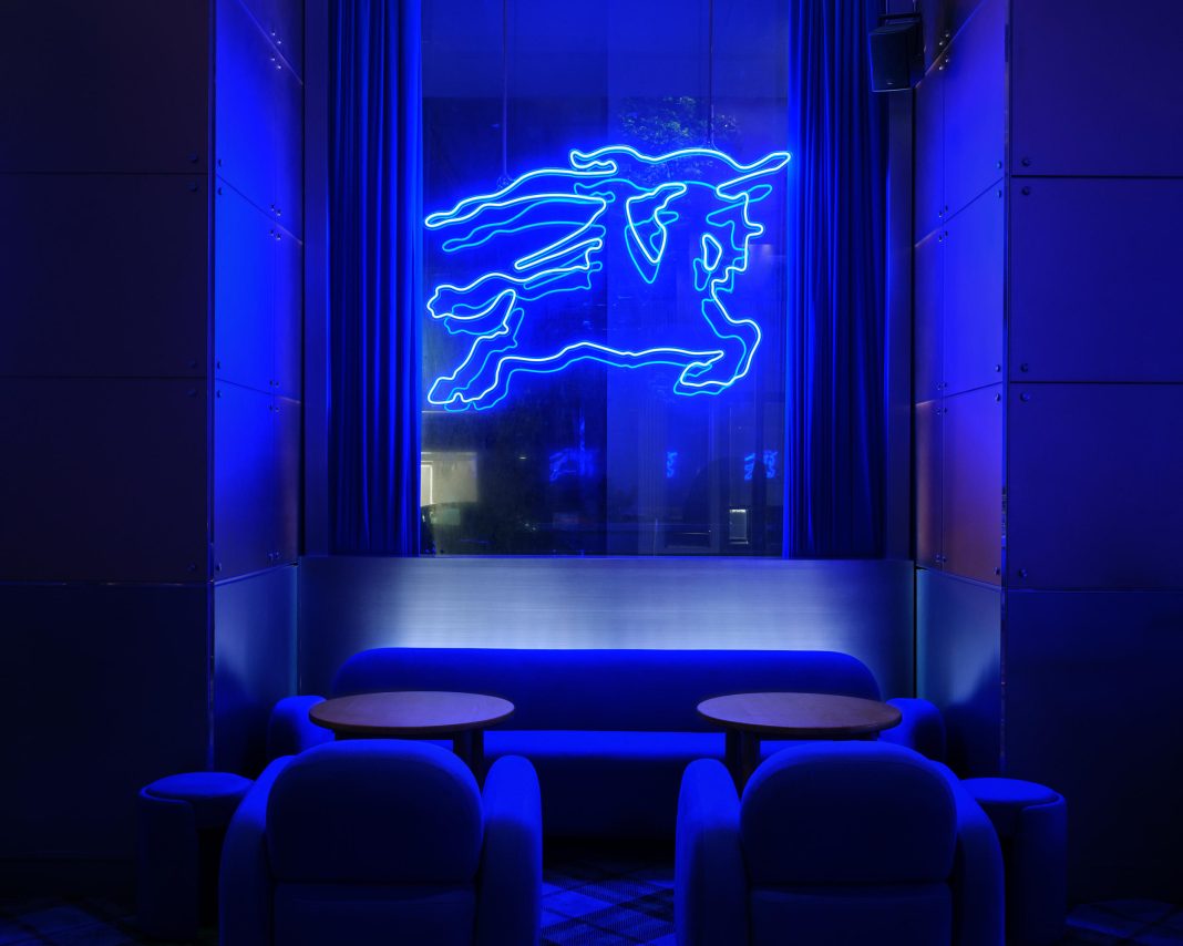 ไบร์ท-วชิรวิชญ์ เยือนฮ่องกงพร้อมเช็คอินบาร์โฉมใหม่สไตล์บริติช Burberry ...