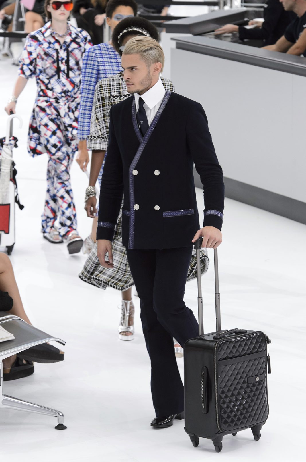 ย้อนประวัติศาสตร์เสื้อผ้าบุรุษสุดเนี้ยบจาก Chanel มุมมองสุดเฉียบของ ...