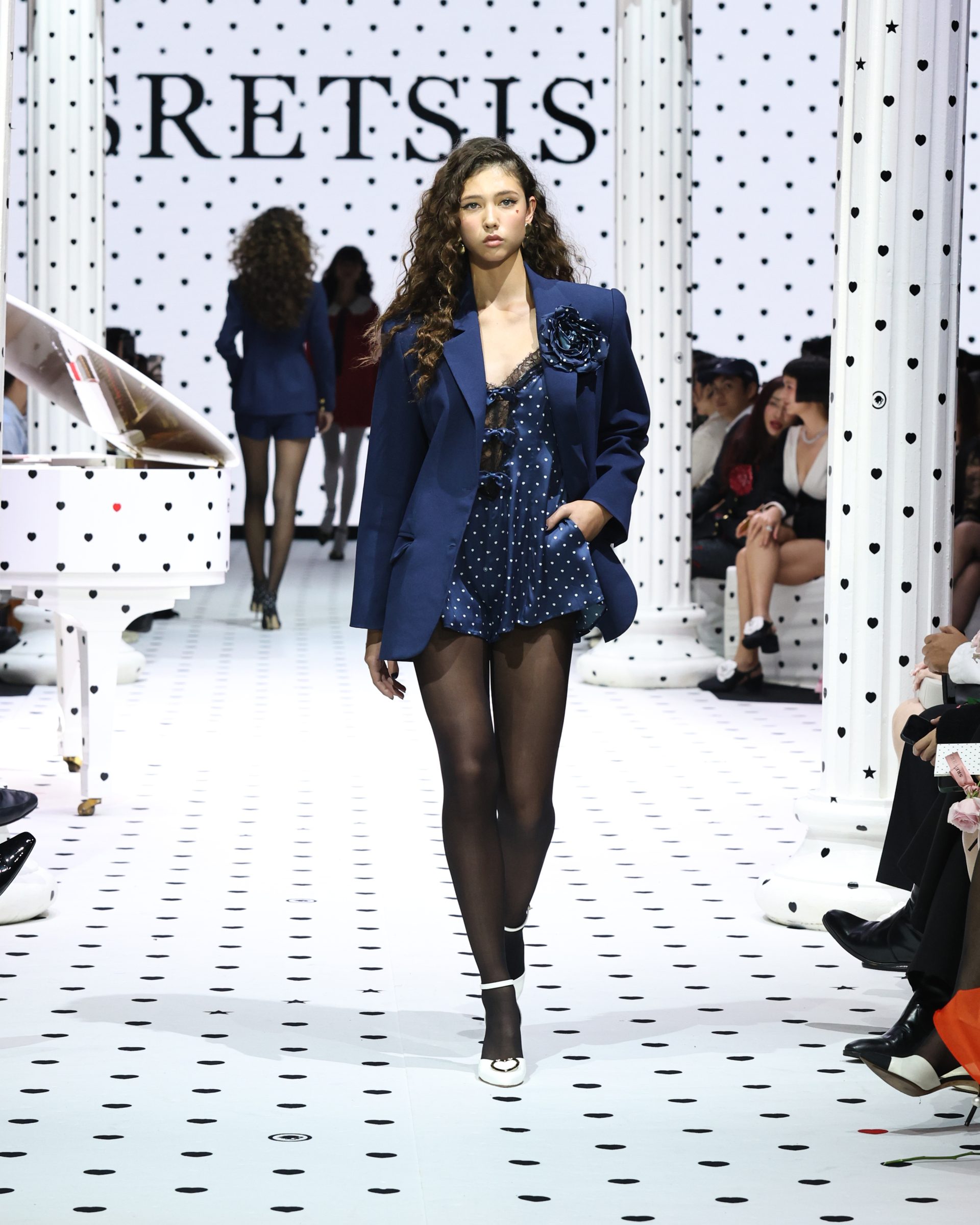SRETSIS กลับสู่รันเวย์ ELLE Fashion Week 2024 อีกครั้ง มาพร้อมกับความ ...