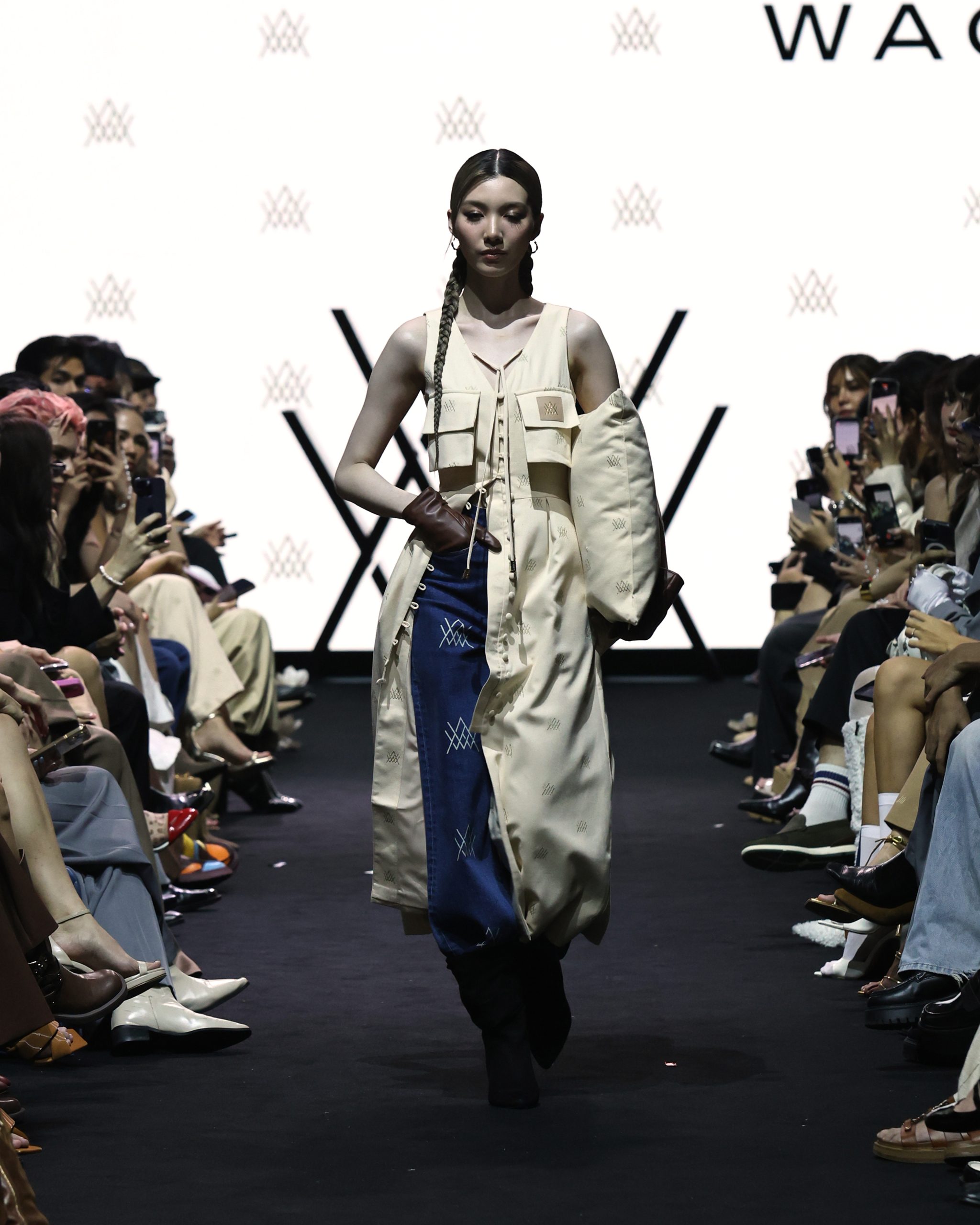 หนุ่มสาว WACAY ปล่อยความชิกอย่างมีสไตล์บนรันเวย์ ELLE Fashion Week 2024 ...