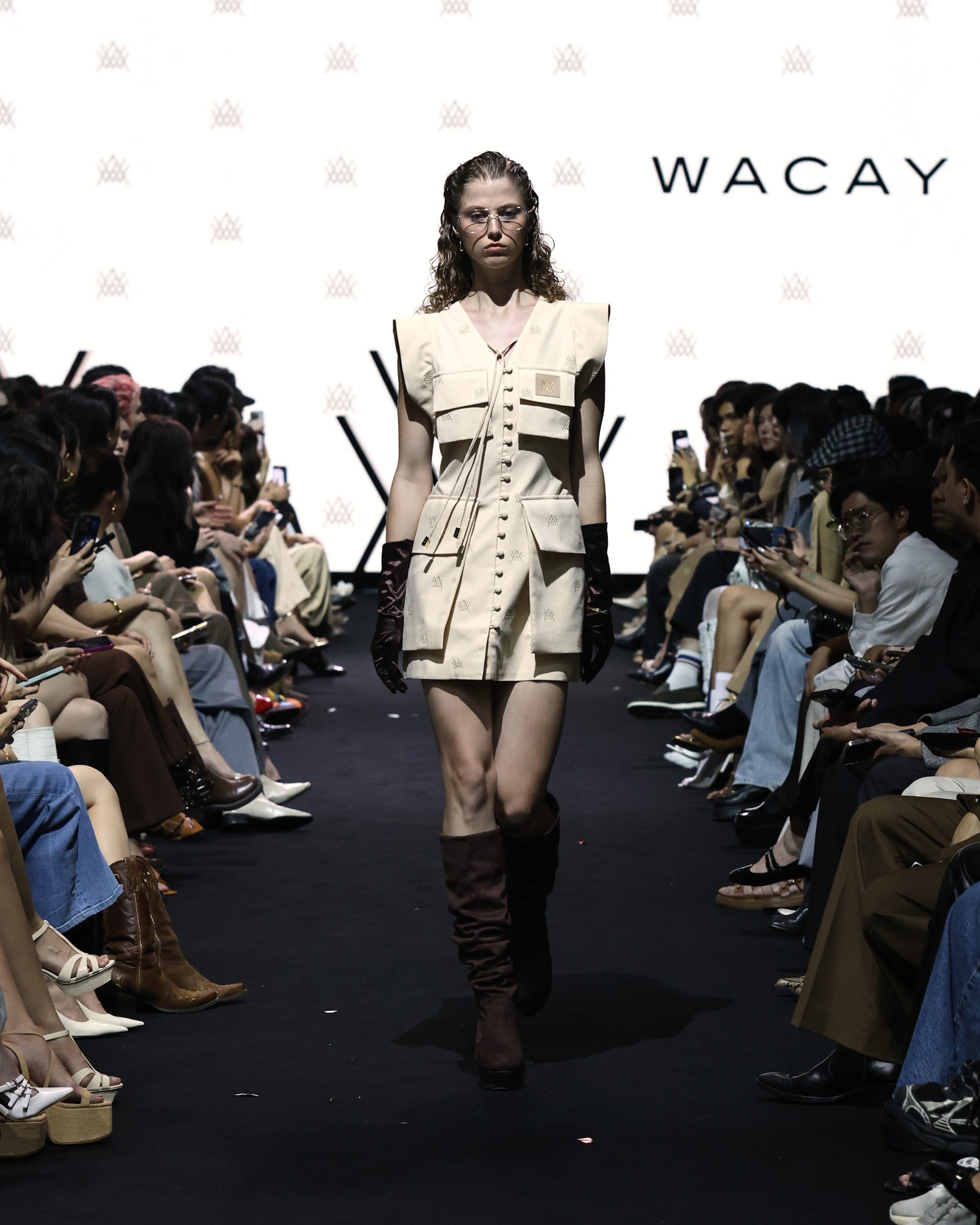 หนุ่มสาว WACAY ปล่อยความชิกอย่างมีสไตล์บนรันเวย์ ELLE Fashion Week 2024 ...