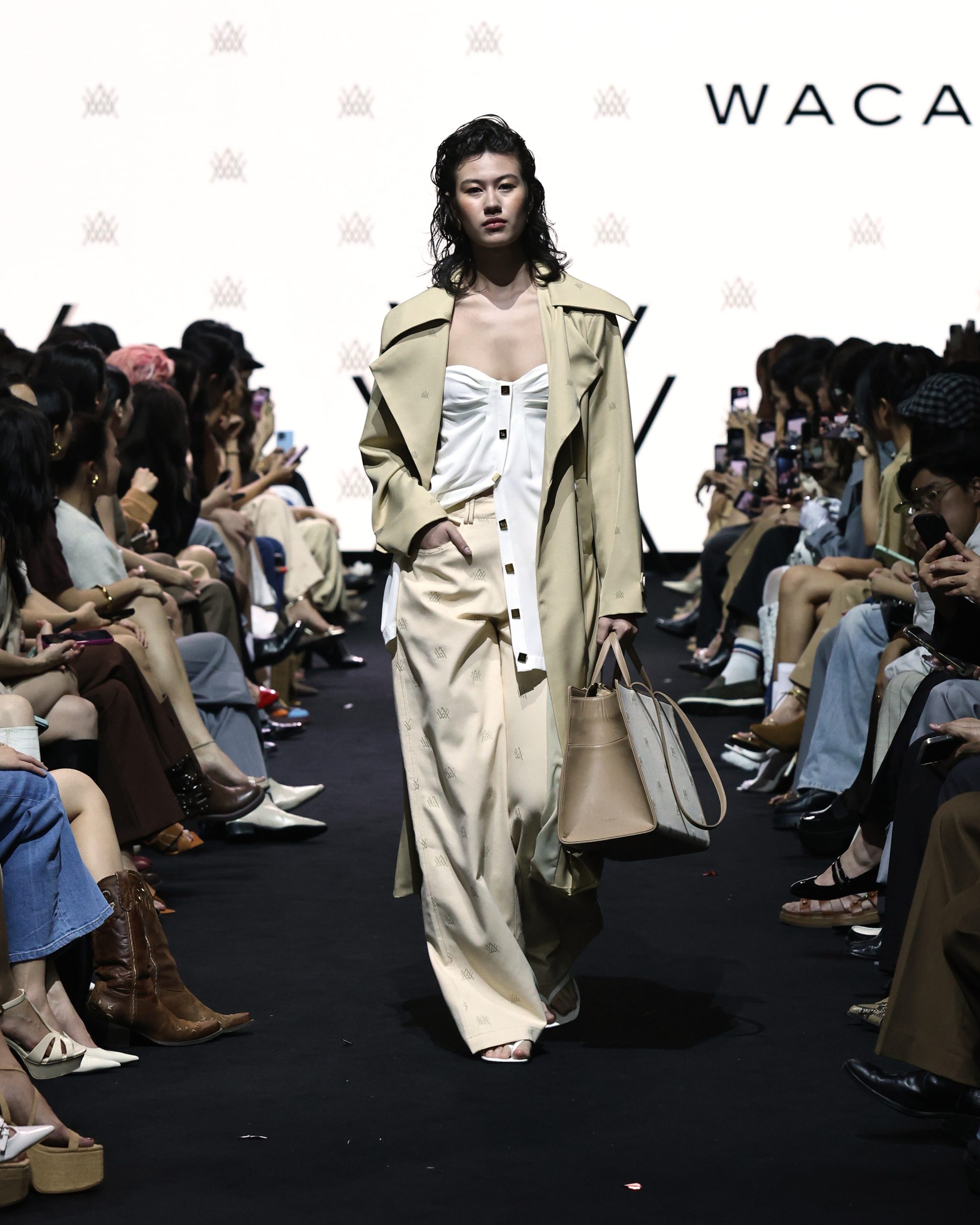 หนุ่มสาว WACAY ปล่อยความชิกอย่างมีสไตล์บนรันเวย์ ELLE Fashion Week 2024 ...