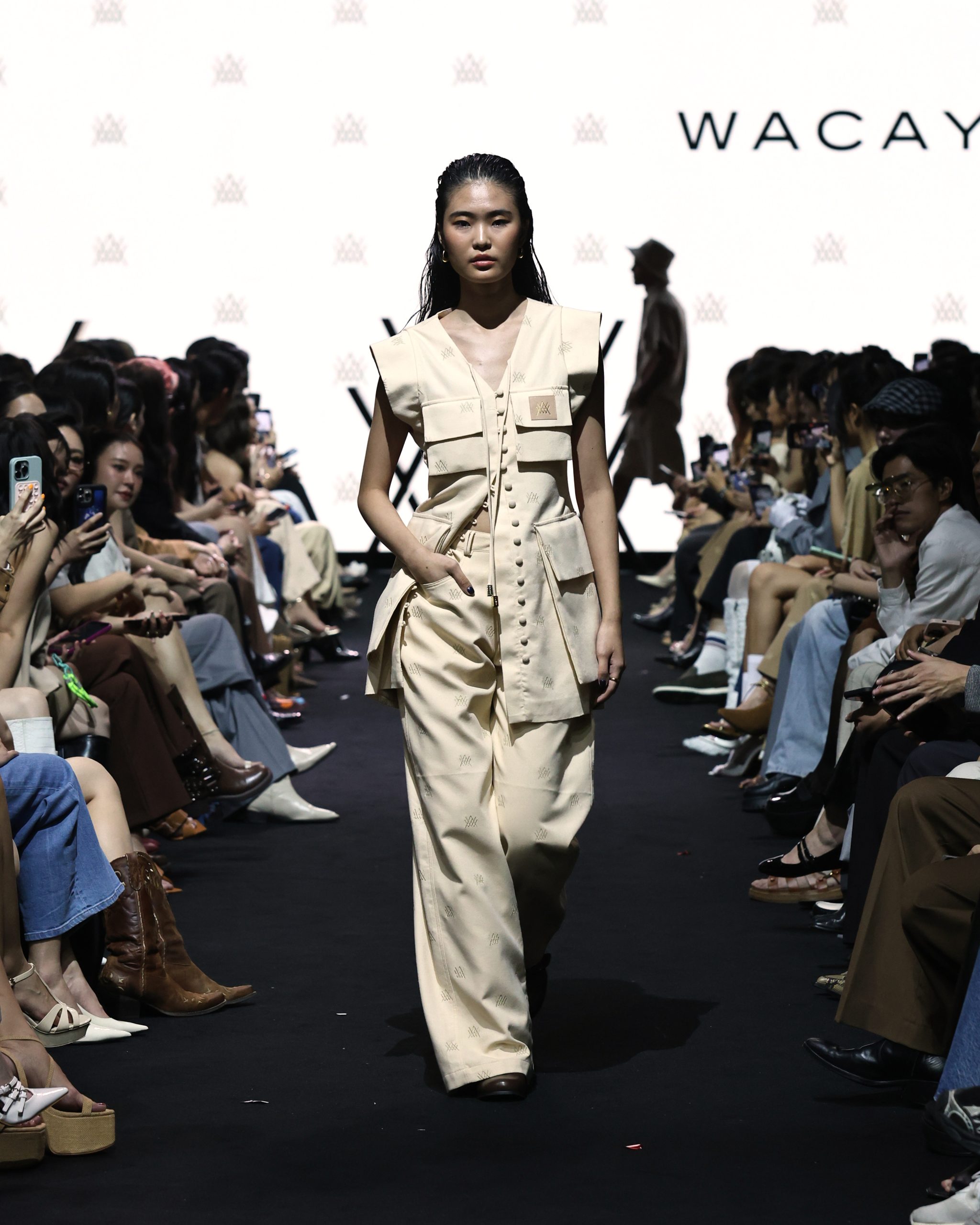 หนุ่มสาว WACAY ปล่อยความชิกอย่างมีสไตล์บนรันเวย์ ELLE Fashion Week 2024 ...