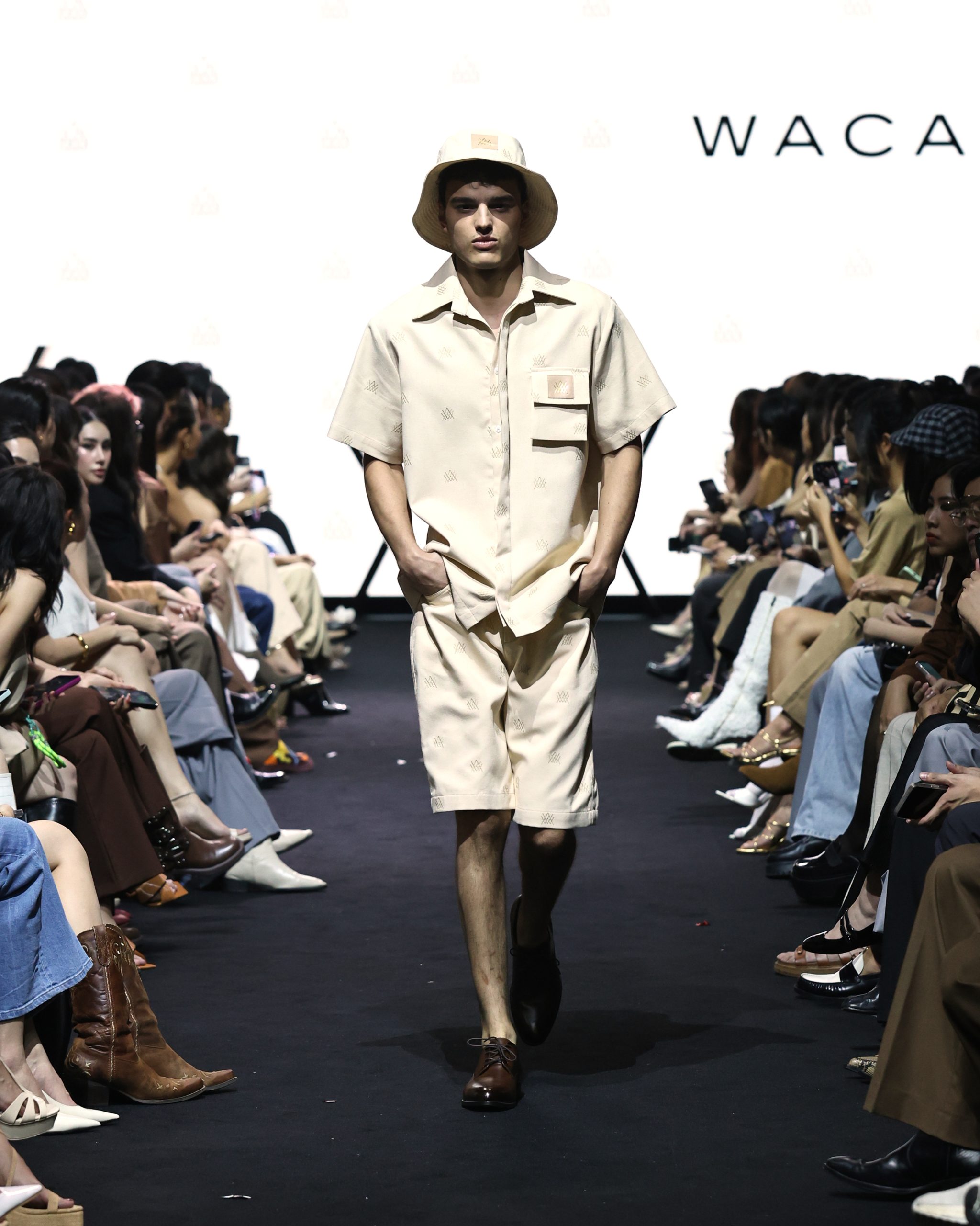 หนุ่มสาว WACAY ปล่อยความชิกอย่างมีสไตล์บนรันเวย์ ELLE Fashion Week 2024 ...