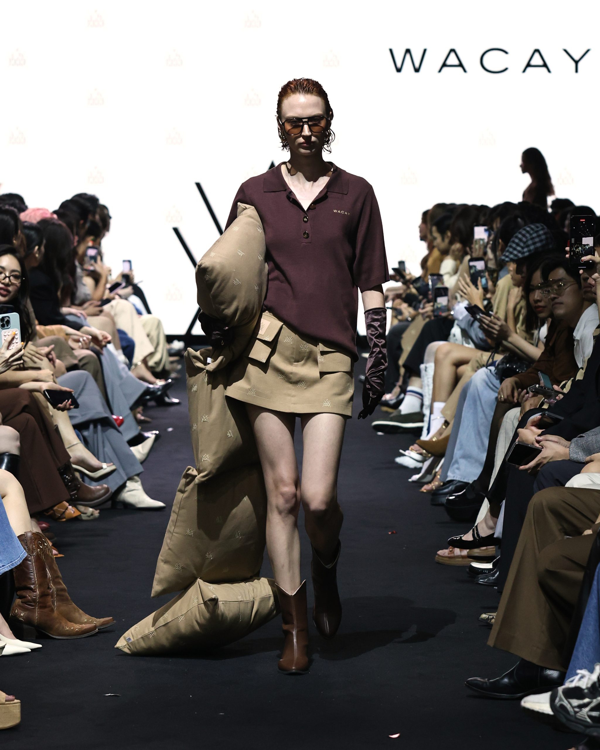 หนุ่มสาว WACAY ปล่อยความชิกอย่างมีสไตล์บนรันเวย์ ELLE Fashion Week 2024 ...