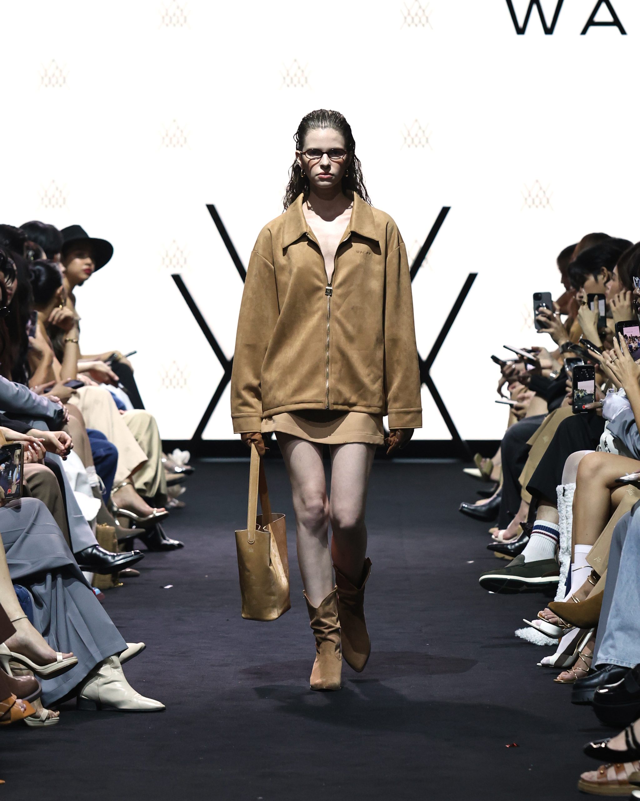 หนุ่มสาว WACAY ปล่อยความชิกอย่างมีสไตล์บนรันเวย์ ELLE Fashion Week 2024 ...