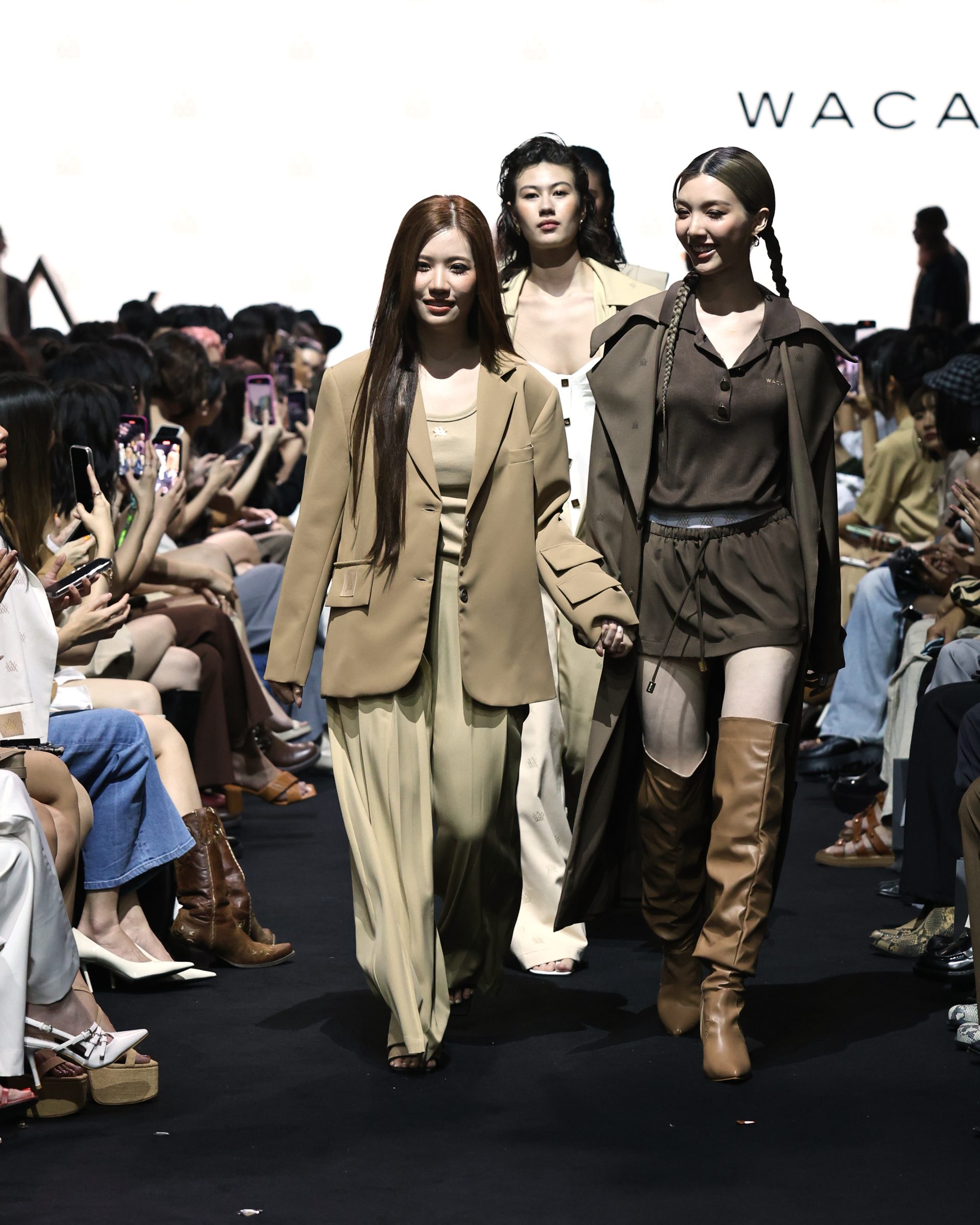 หนุ่มสาว WACAY ปล่อยความชิกอย่างมีสไตล์บนรันเวย์ ELLE Fashion Week 2024 ...