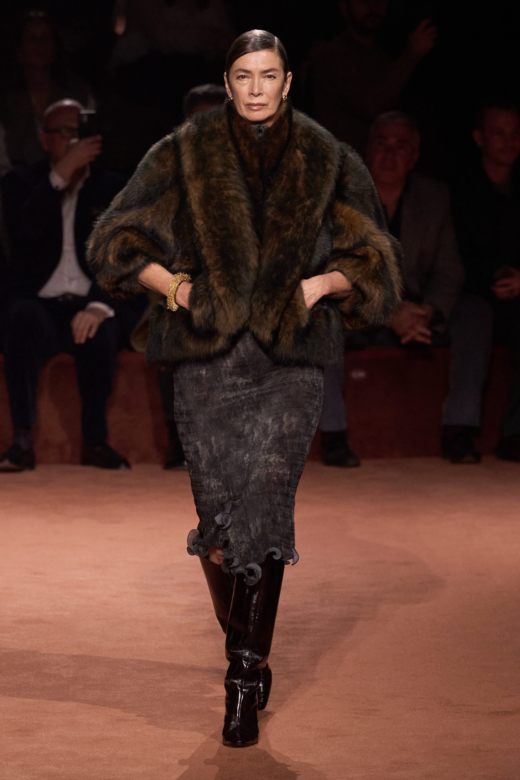 Fendi FW25 ฉลอง 100 ปีแห่งมรดก ความหรูหรา และเฟอร์เทียมแห่งอนาคต - ELLE ...