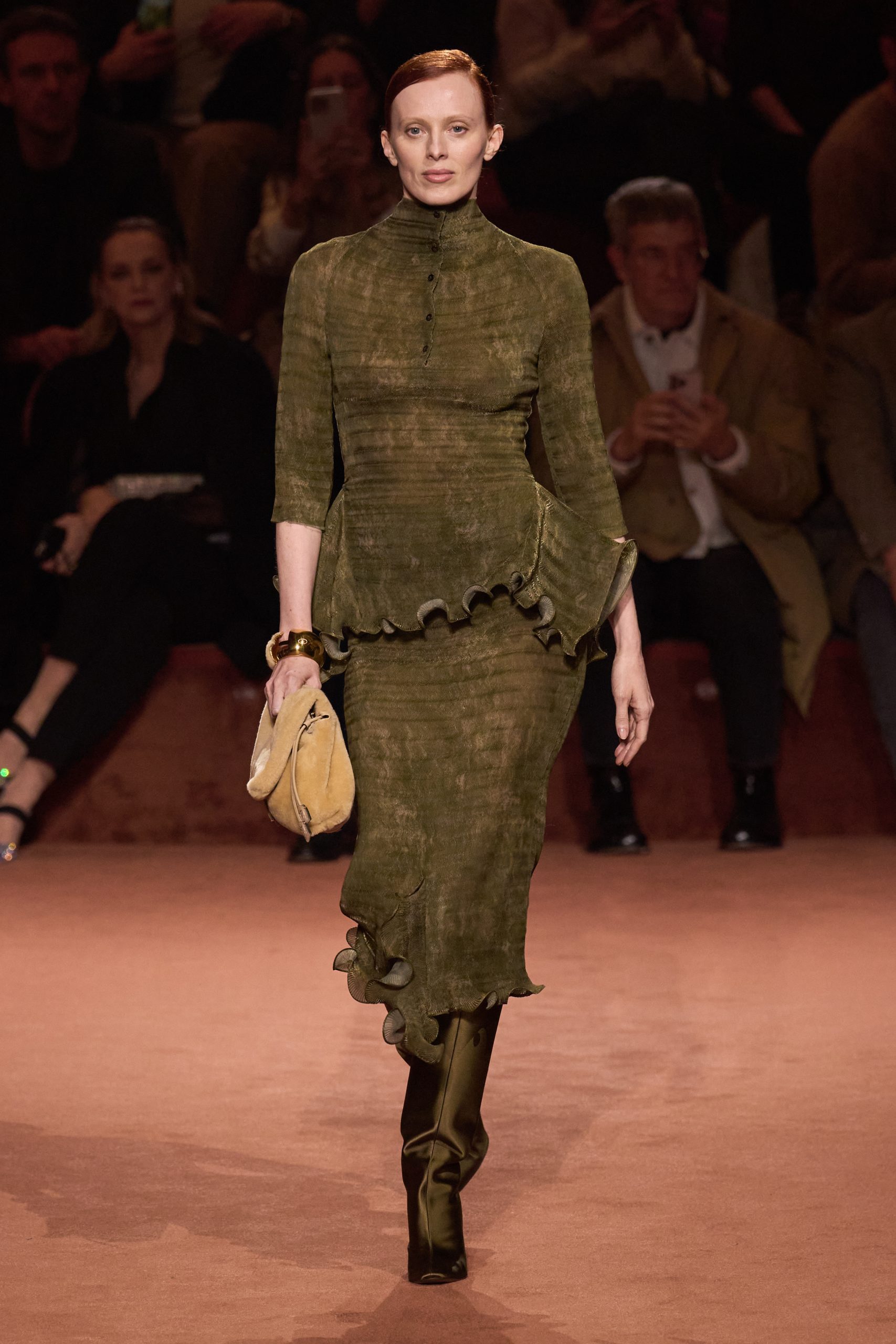Fendi FW25 ฉลอง 100 ปีแห่งมรดก ความหรูหรา และเฟอร์เทียมแห่งอนาคต - ELLE ...
