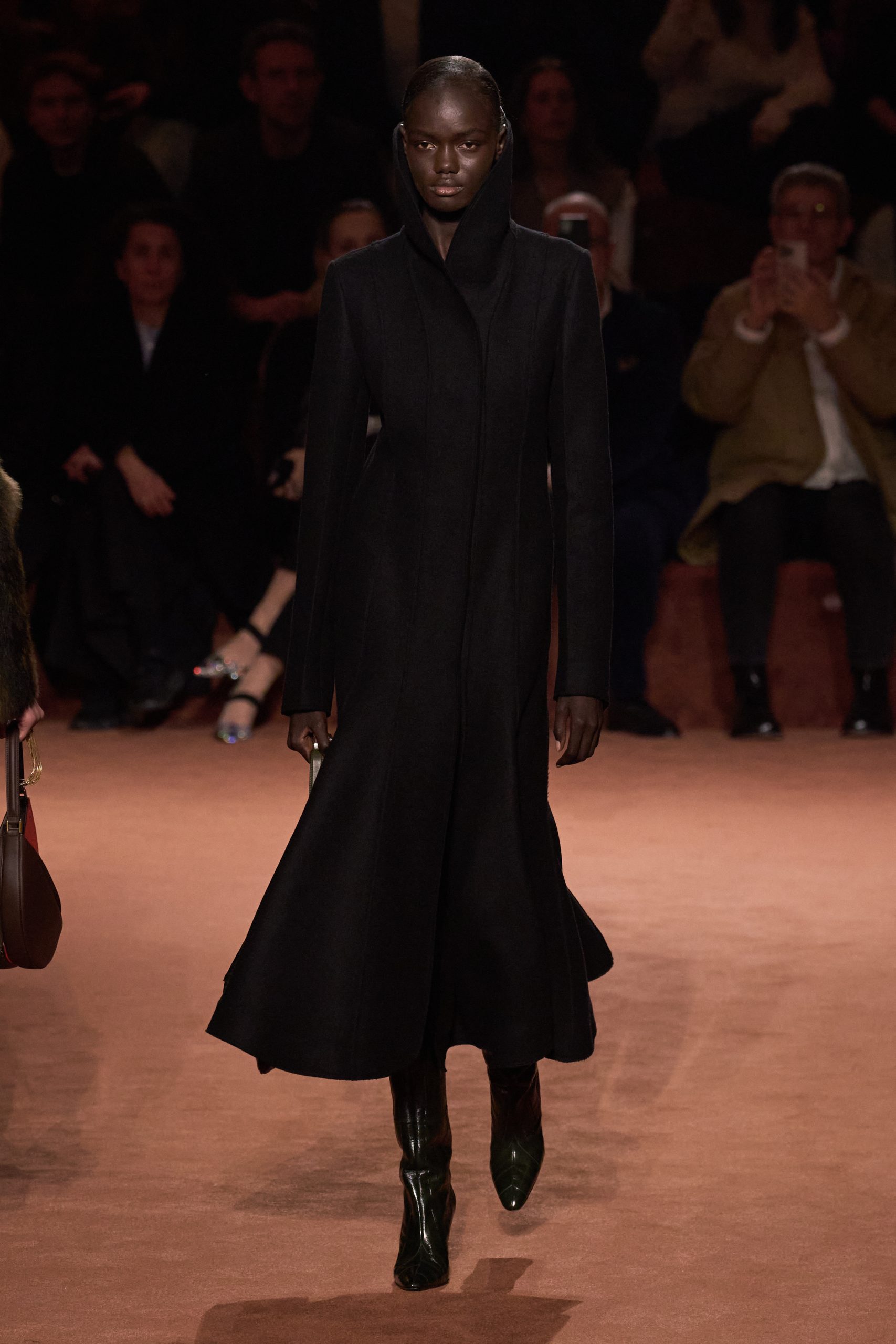 Fendi FW25 ฉลอง 100 ปีแห่งมรดก ความหรูหรา และเฟอร์เทียมแห่งอนาคต - ELLE ...
