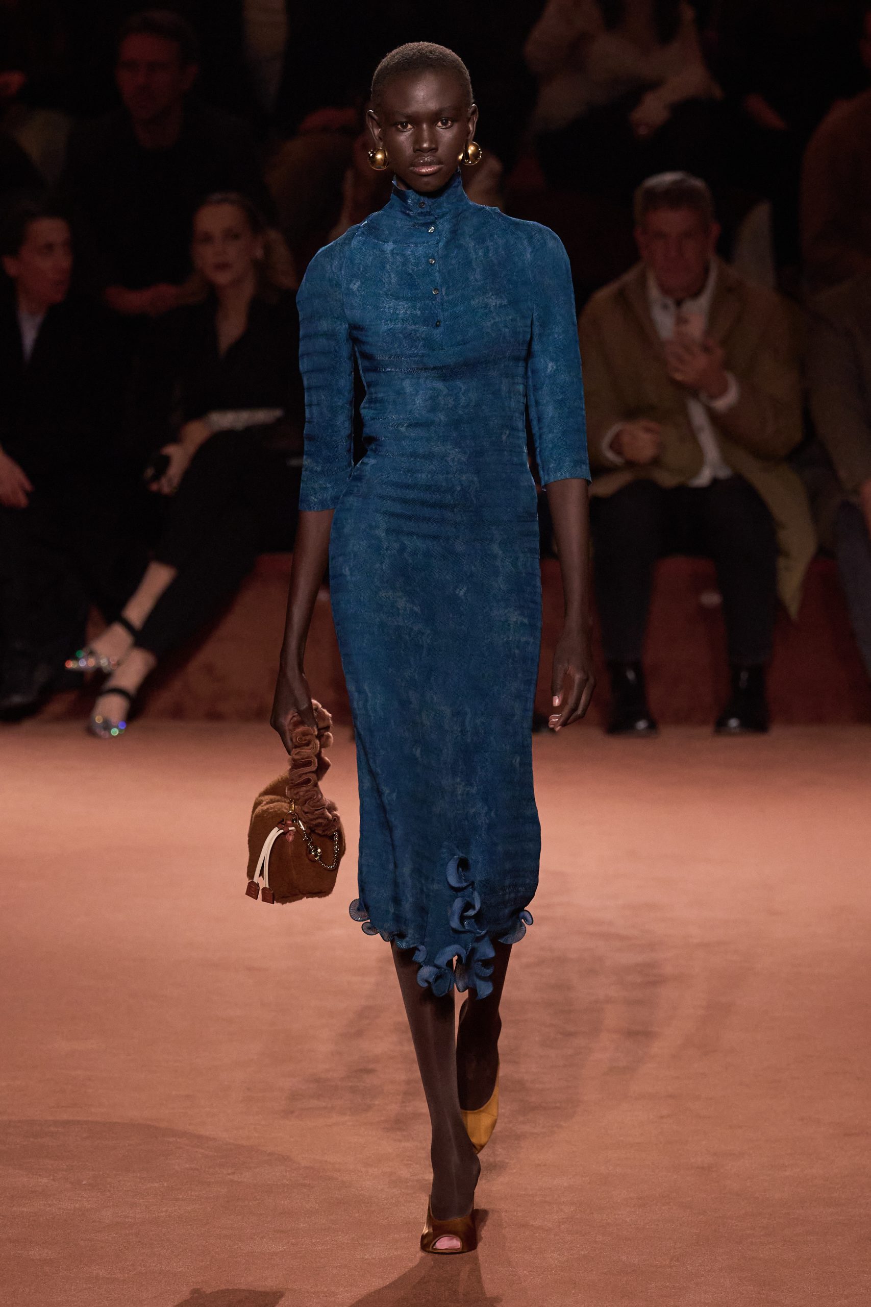 Fendi FW25 ฉลอง 100 ปีแห่งมรดก ความหรูหรา และเฟอร์เทียมแห่งอนาคต - ELLE ...