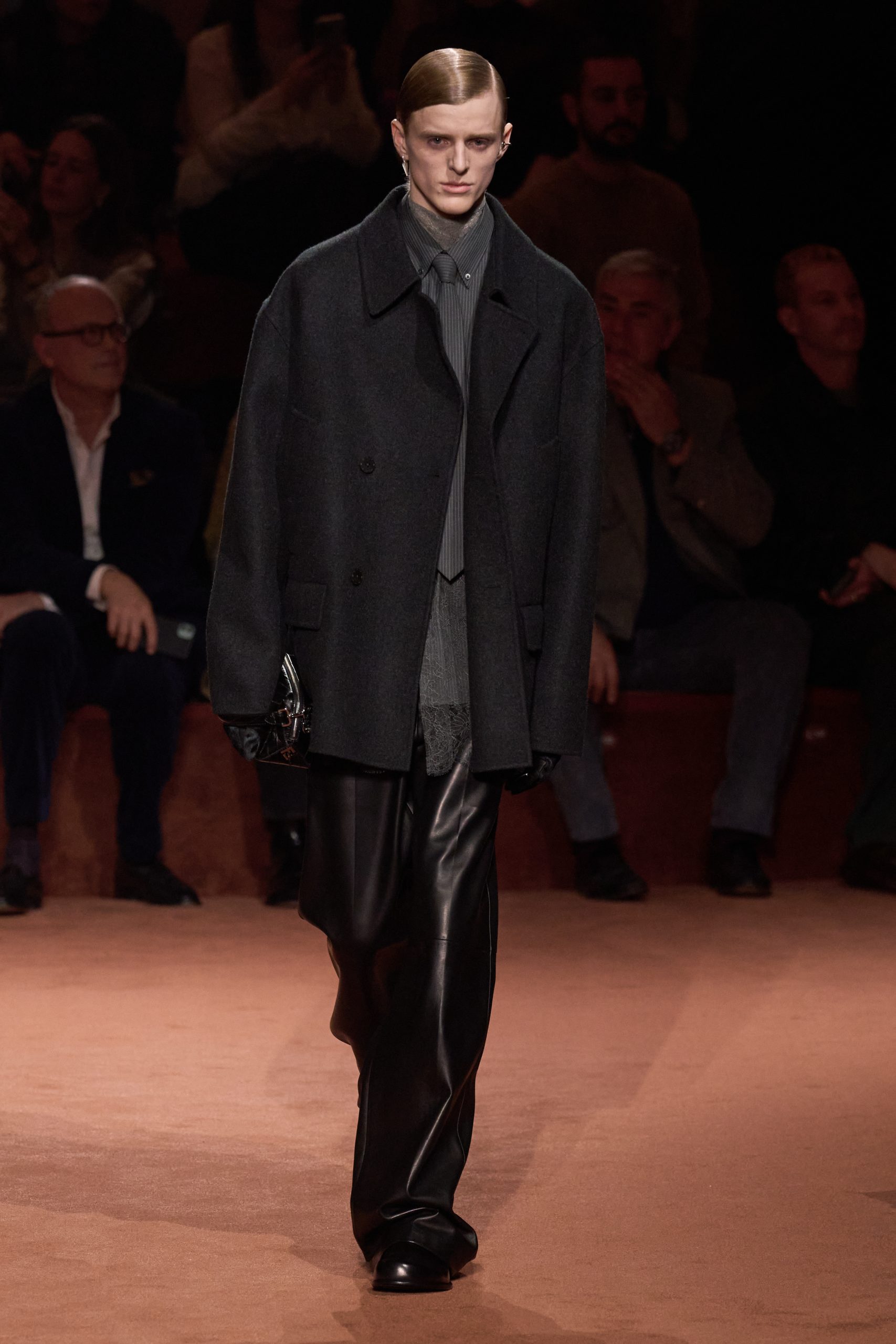 Fendi FW25 ฉลอง 100 ปีแห่งมรดก ความหรูหรา และเฟอร์เทียมแห่งอนาคต - ELLE ...