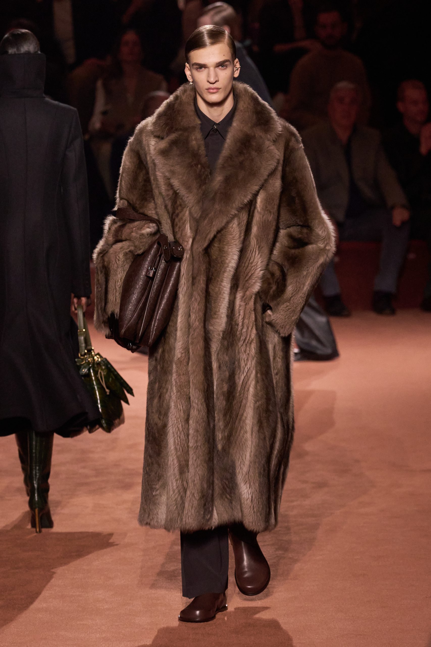 Fendi FW25 ฉลอง 100 ปีแห่งมรดก ความหรูหรา และเฟอร์เทียมแห่งอนาคต - ELLE ...