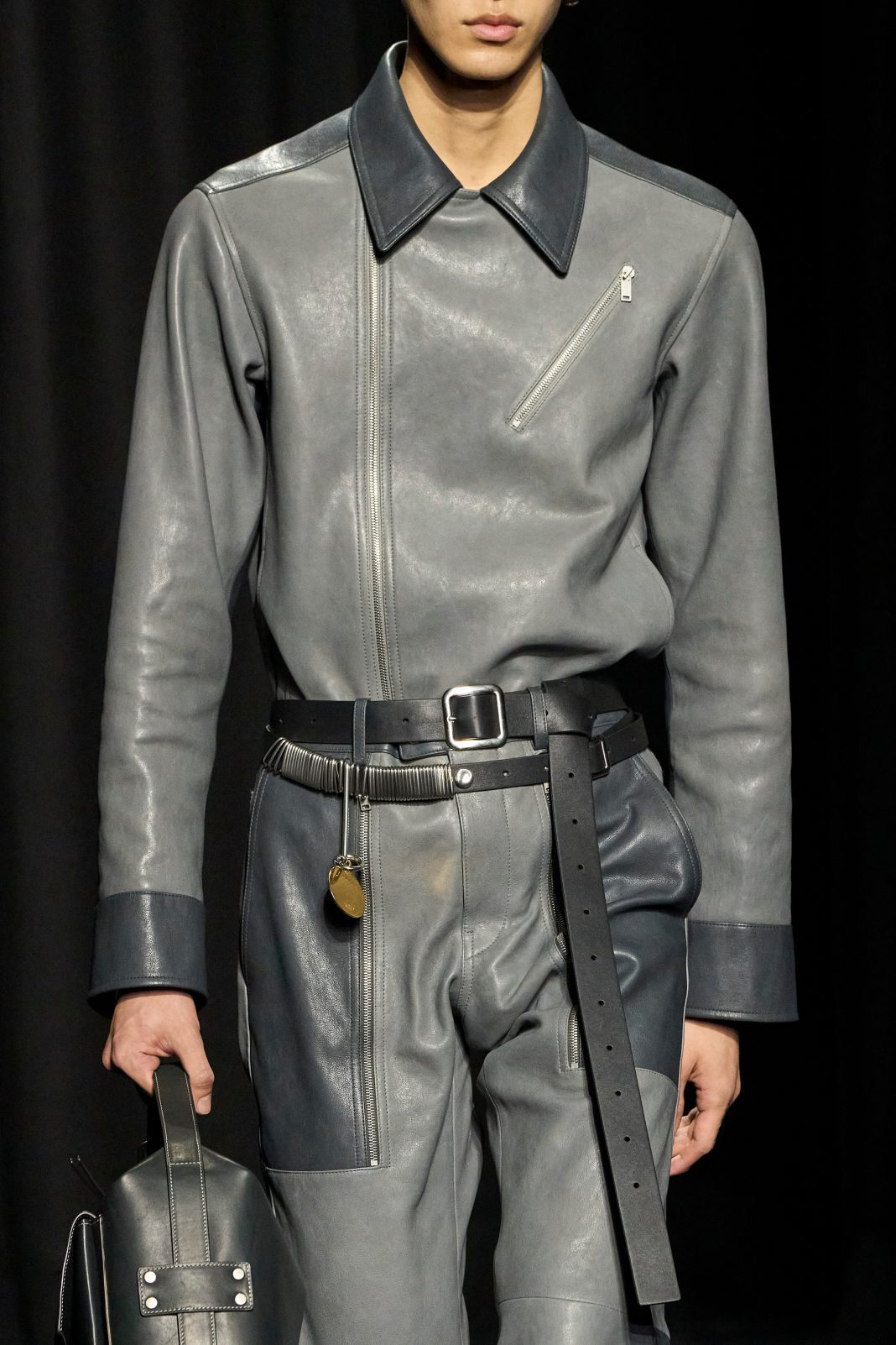 เมื่อความแข็งแกร่งและความอ่อนไหวมาบรรจบกันที่ Jil Sander FW25 - ELLE ...